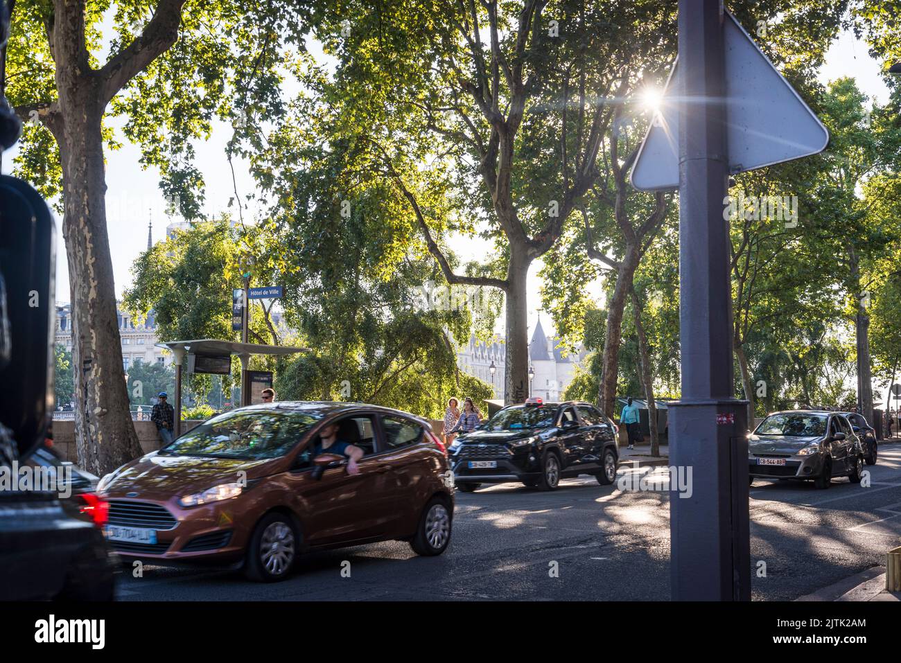 Traffic on Quai de Gesvres that runs along the Seine river, Paris ...