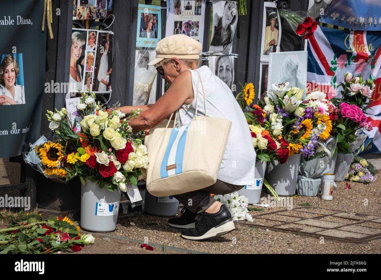 London, UK. 31st Aug, 2022. Royal fans and visitors gather at the gates ...