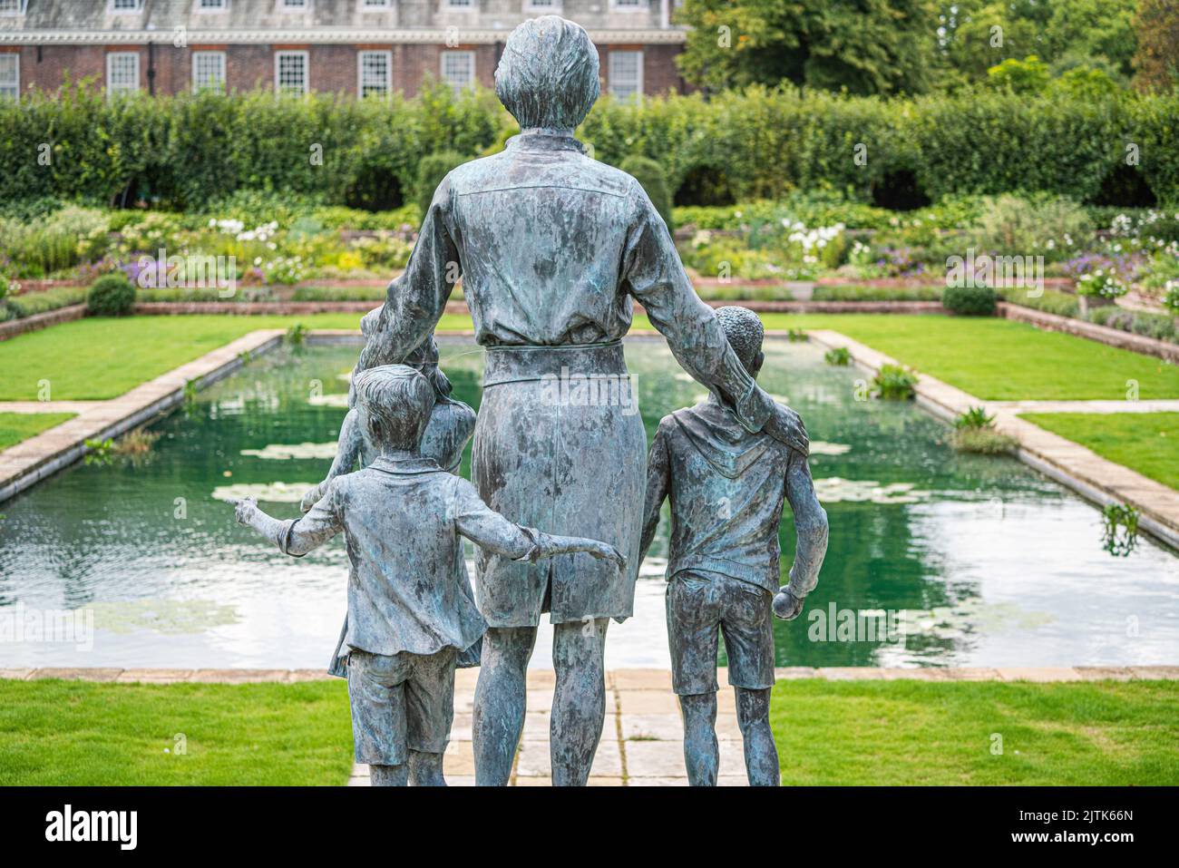 Princess diana statue kensington hi-res stock photography and images ...
