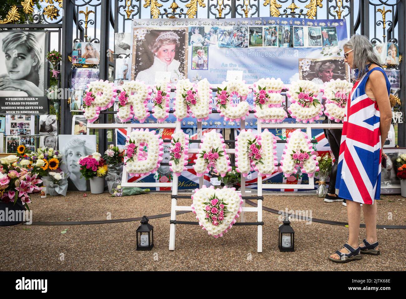 London, UK. 31st Aug, 2022. Royal fans and visitors gather at the gates ...