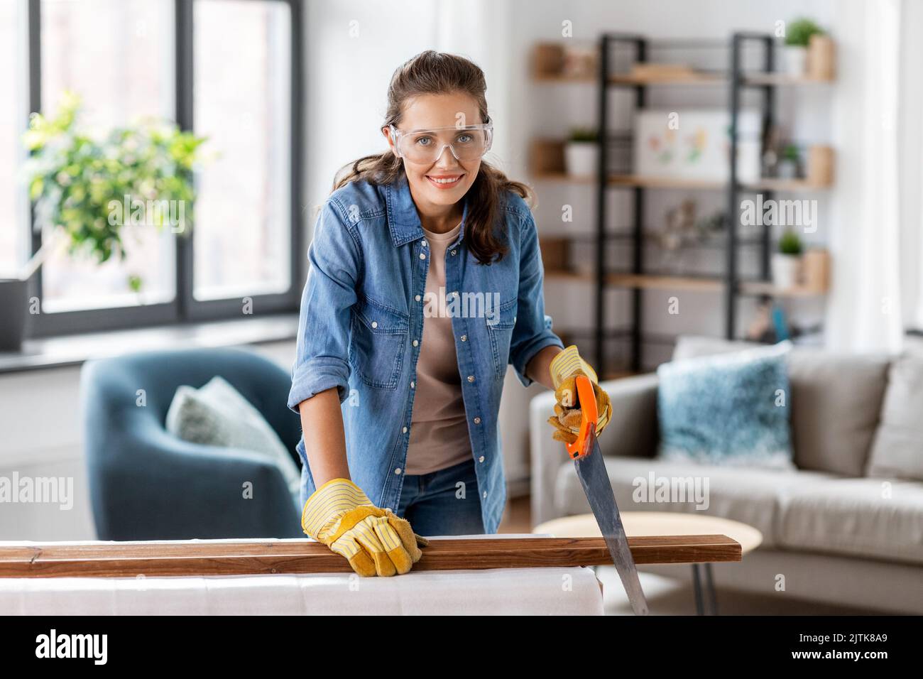 Woman carpentry home wooden hi-res stock photography and images - Alamy