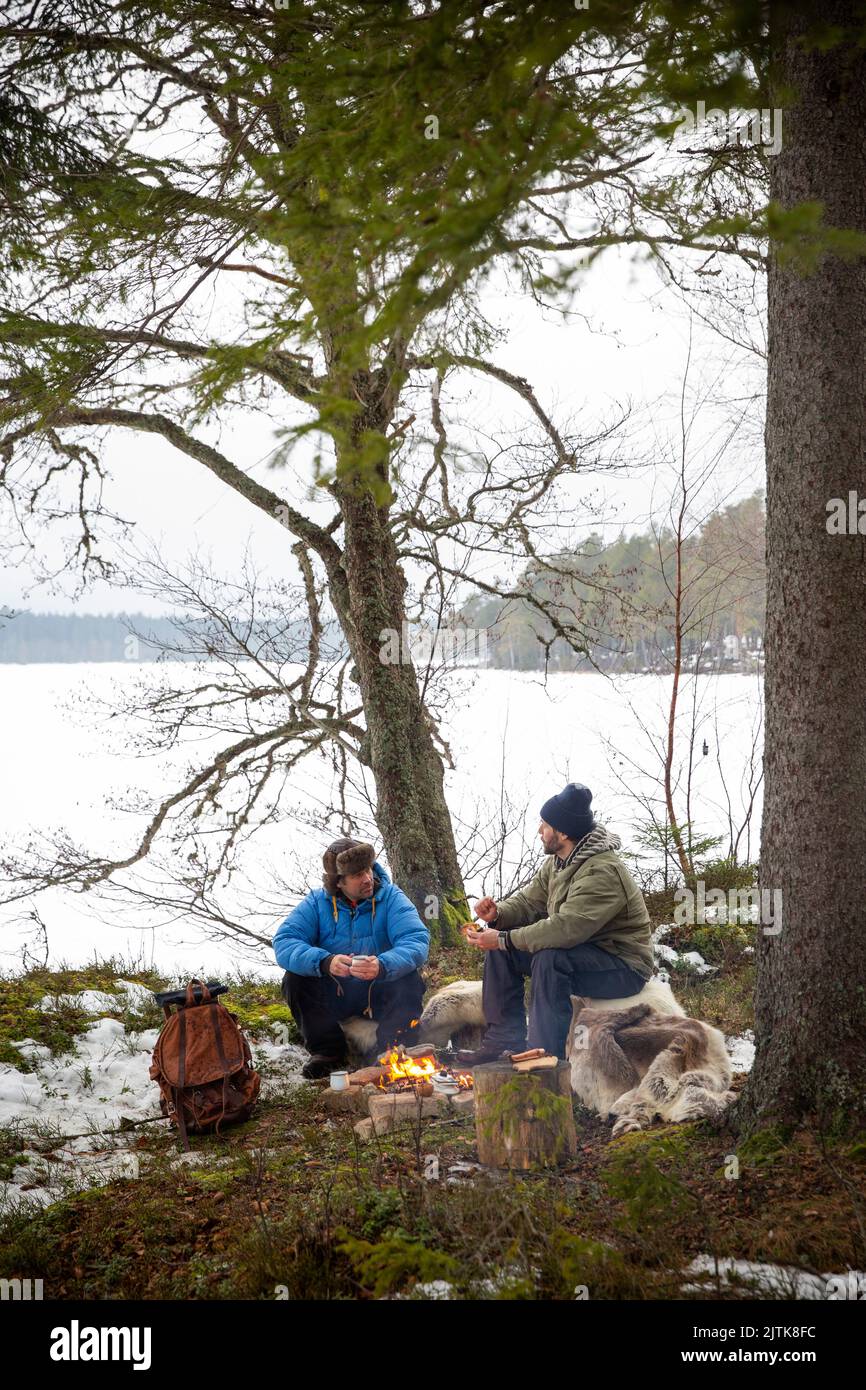 Friends sitting fire talking hi-res stock photography and images - Alamy