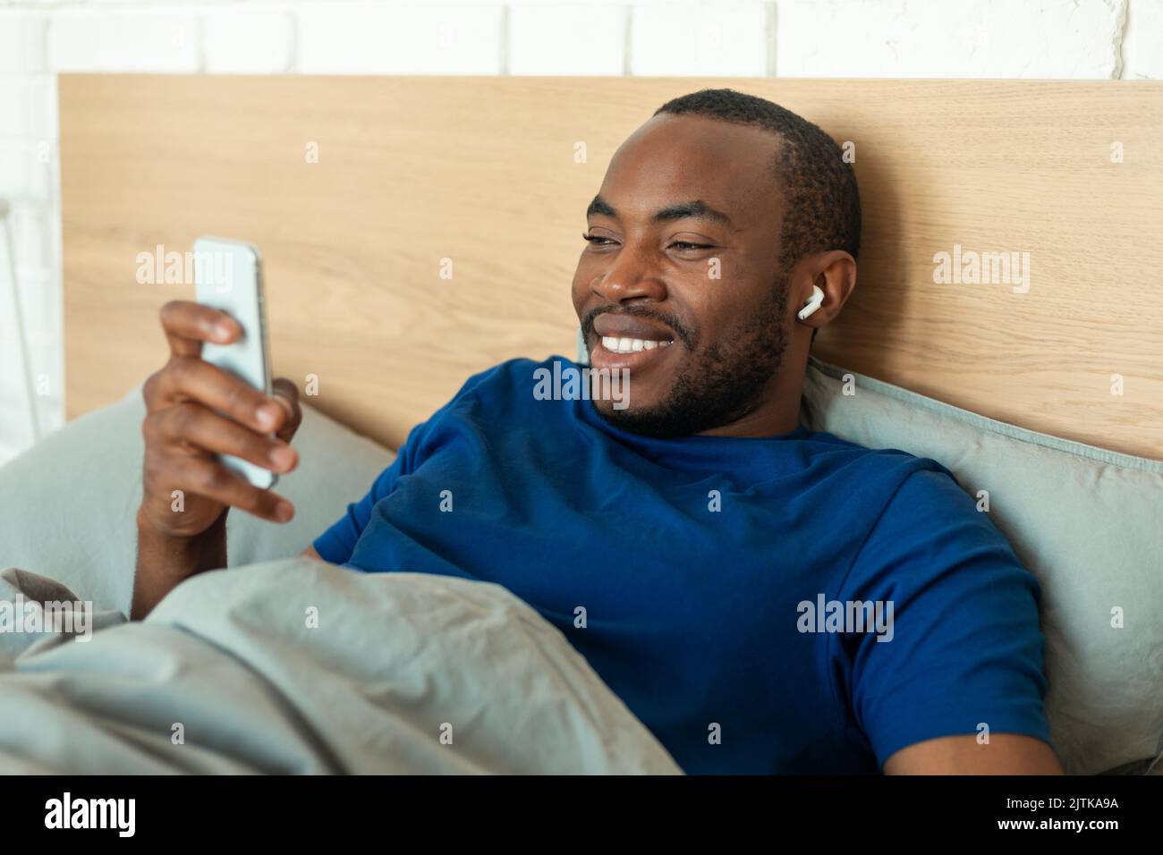 Man wearing earbuds hi-res stock photography and images - Alamy