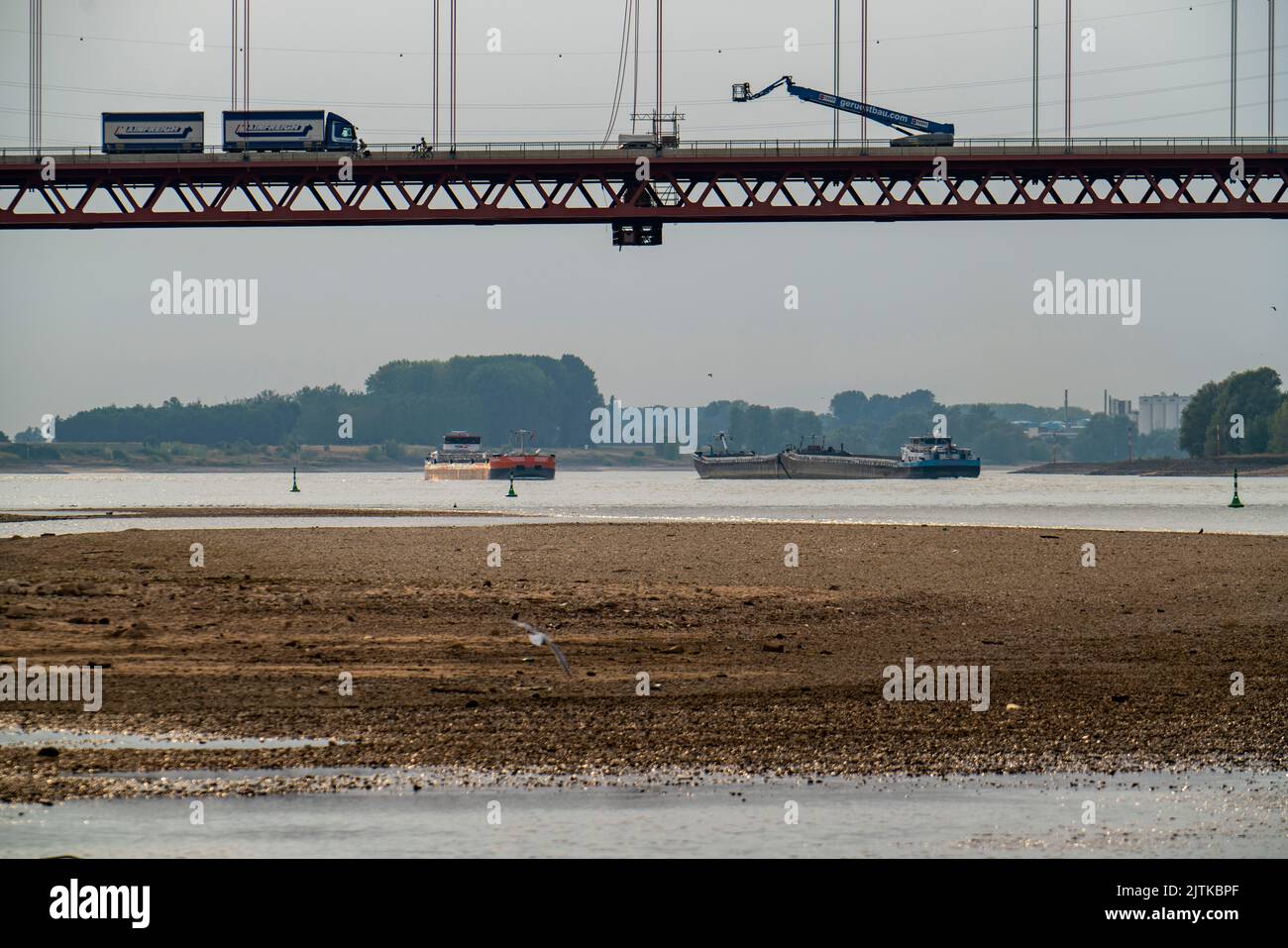 Rhine at Emmerich, extremely low water, Rhine level at 0 cm, tendency ...
