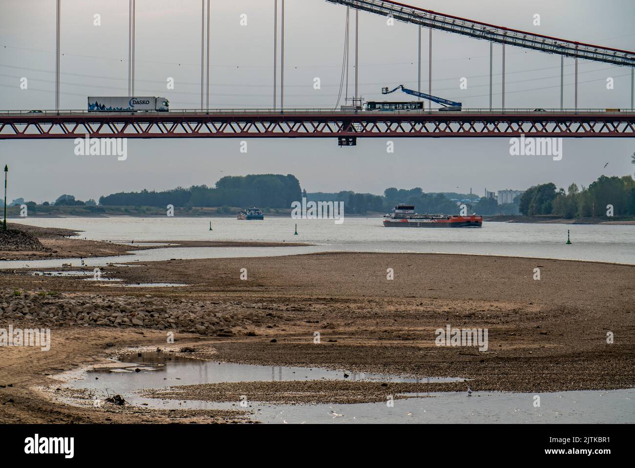 Rhine at Emmerich, extremely low water, Rhine level at 0 cm, tendency ...