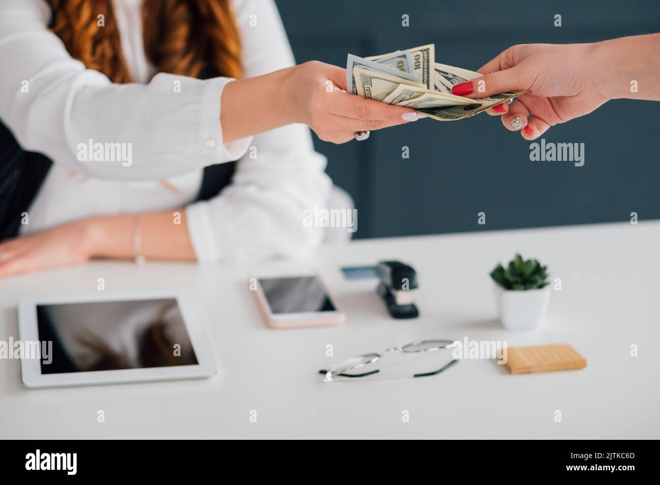 Making cash payment hi-res stock photography and images - Alamy