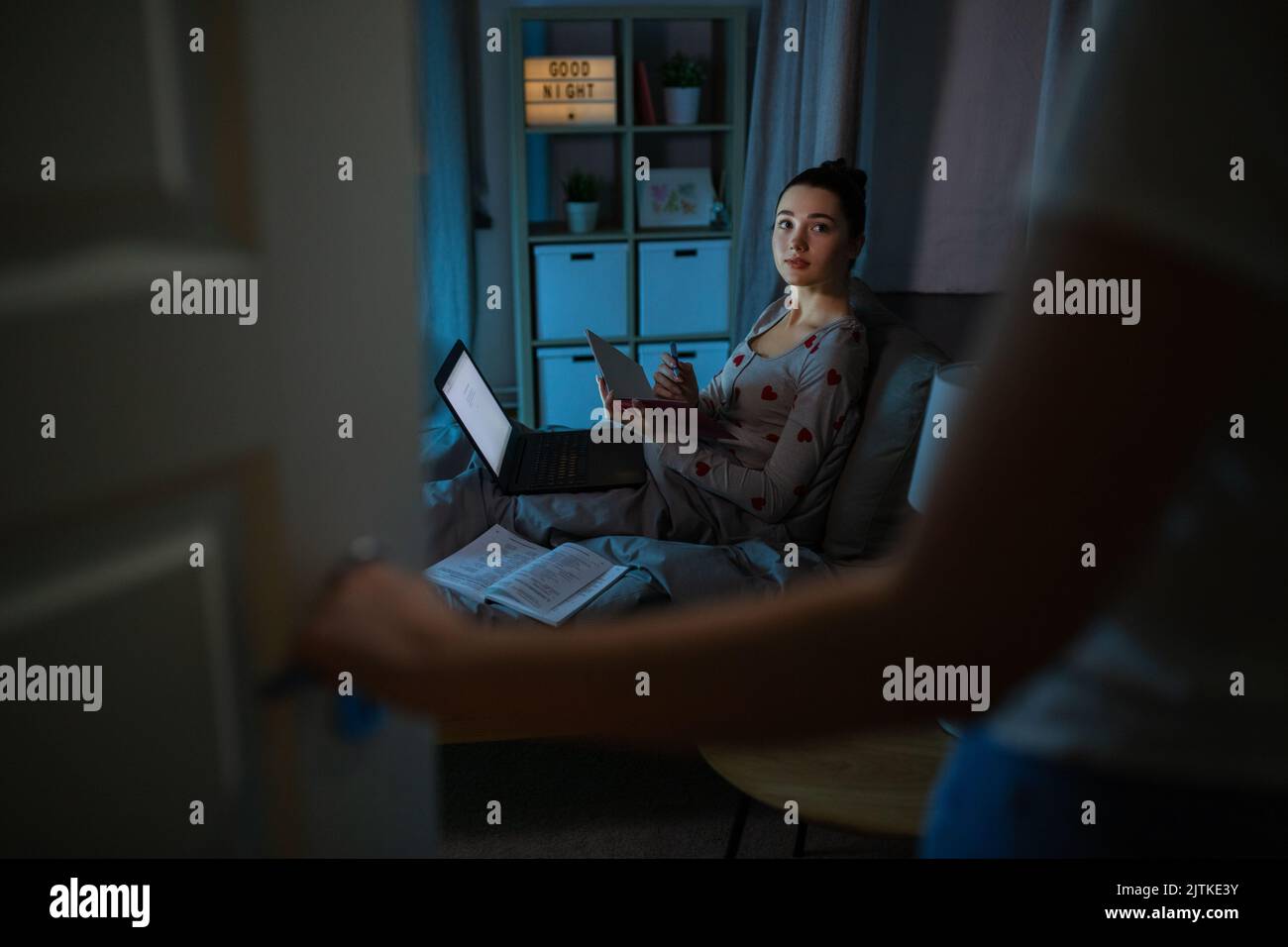 Student mother laptop hi-res stock photography and images - Alamy