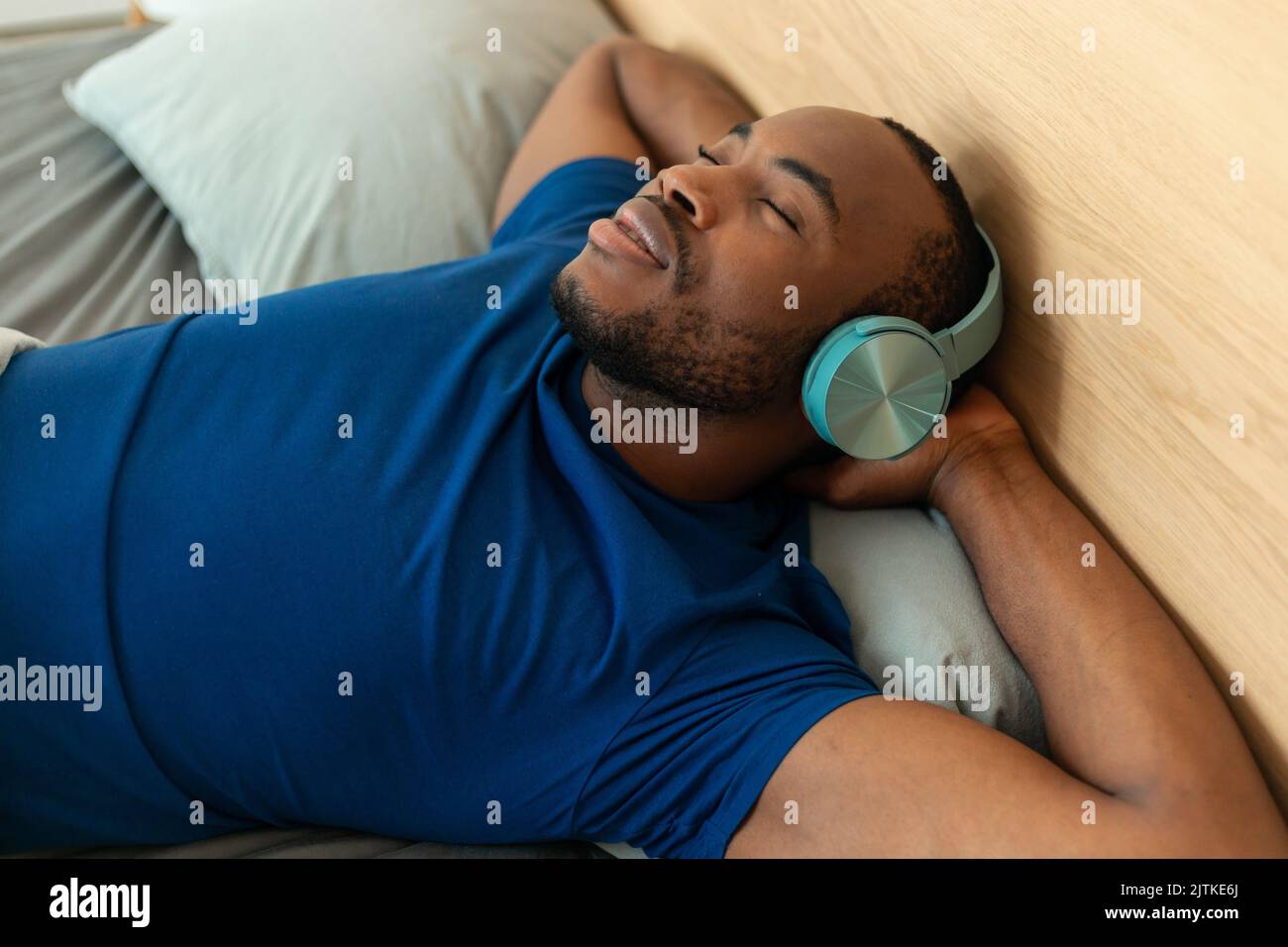 Man wearing headphones bedroom hi-res stock photography and images - Alamy