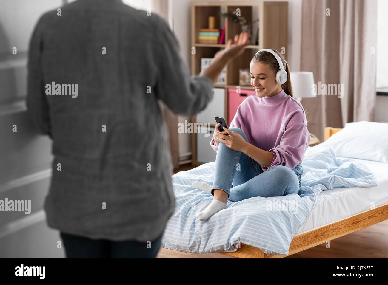 angry mother and daughter with smartphone at home Stock Photo - Alamy