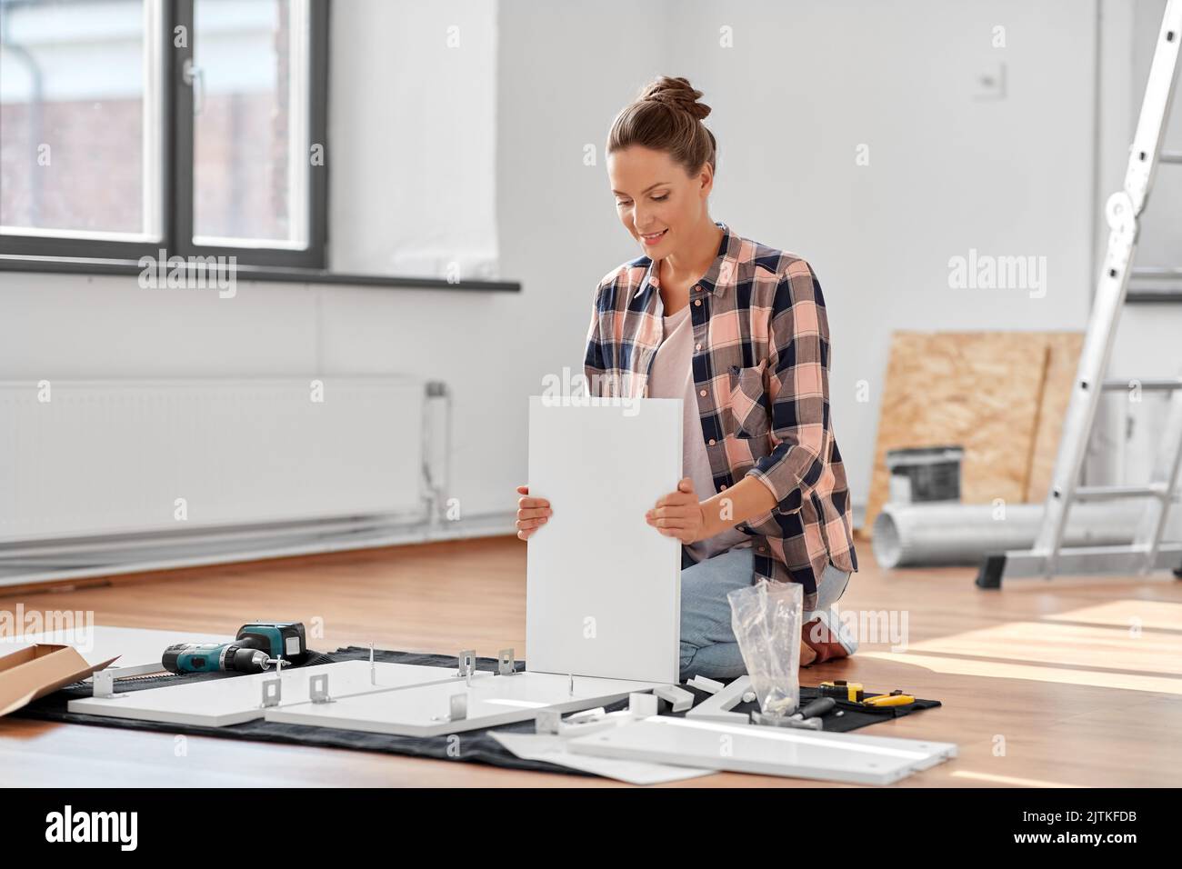 Woman assembling hi-res stock photography and images - Alamy