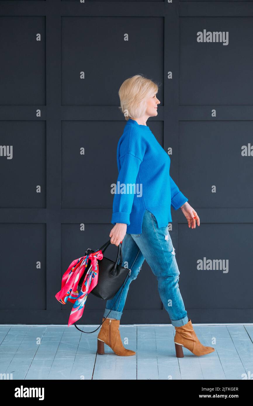 woman confidence female walking casual blue outfit Stock Photo - Alamy