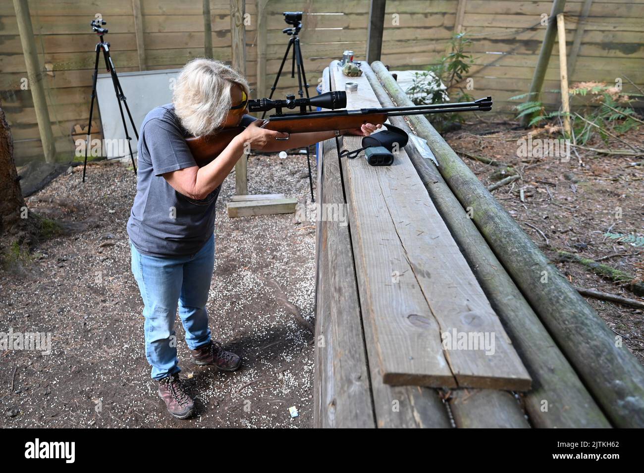 A blonde middle aged lady shooting a rifle Stock Photo - Alamy