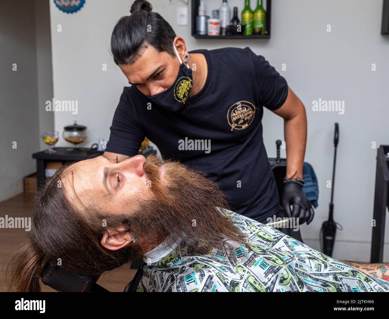 Male using a beard shaver hi-res stock photography and images - Alamy
