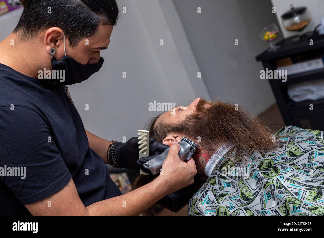 Male using a beard shaver hi-res stock photography and images - Alamy