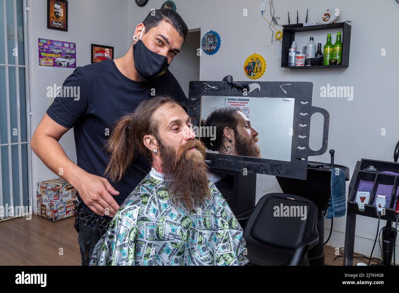 Barber showing haircut client hi-res stock photography and images - Alamy