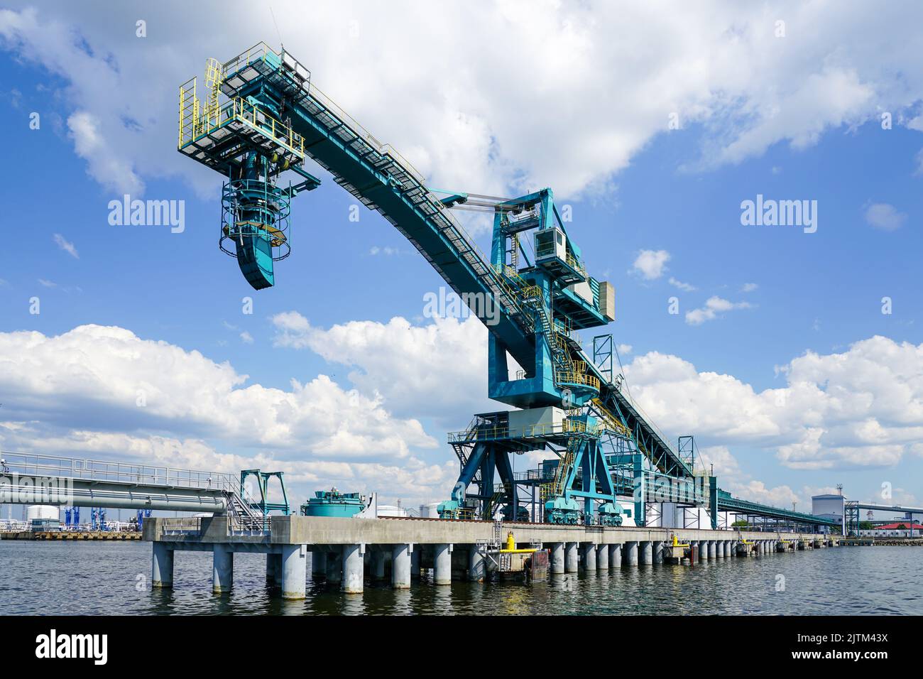 Equipment for loading coal into a ship in a modern closed type coal ...