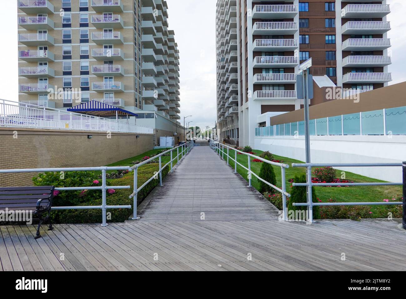Between two tall buildings hi-res stock photography and images - Alamy
