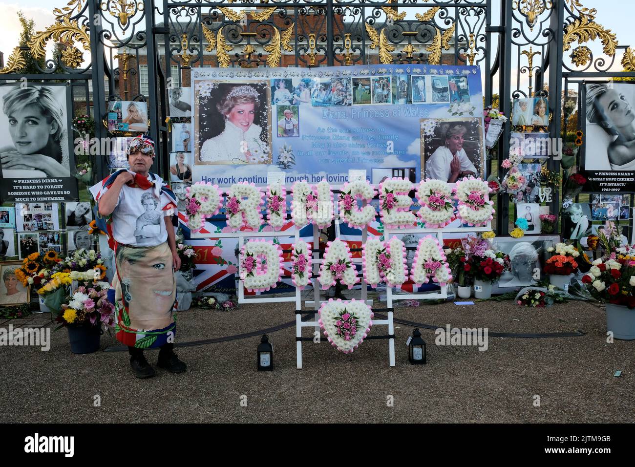 Kensington Palace London Uk 31st Aug 2022 Royal Superfans And Supporters Outside Kensington