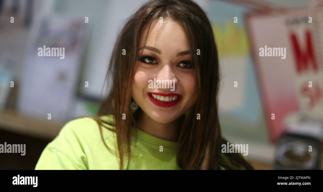 Authentic girl smile drinking alcohol beer Stock Photo - Alamy