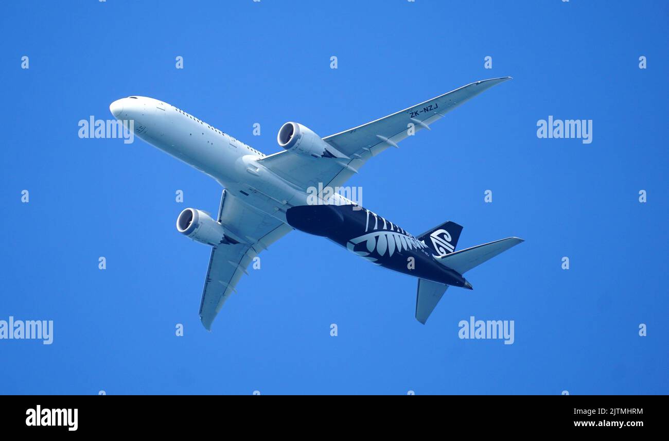 Looking up at an Air New Zealand Boeing 787-9 Dreamliner making its ...