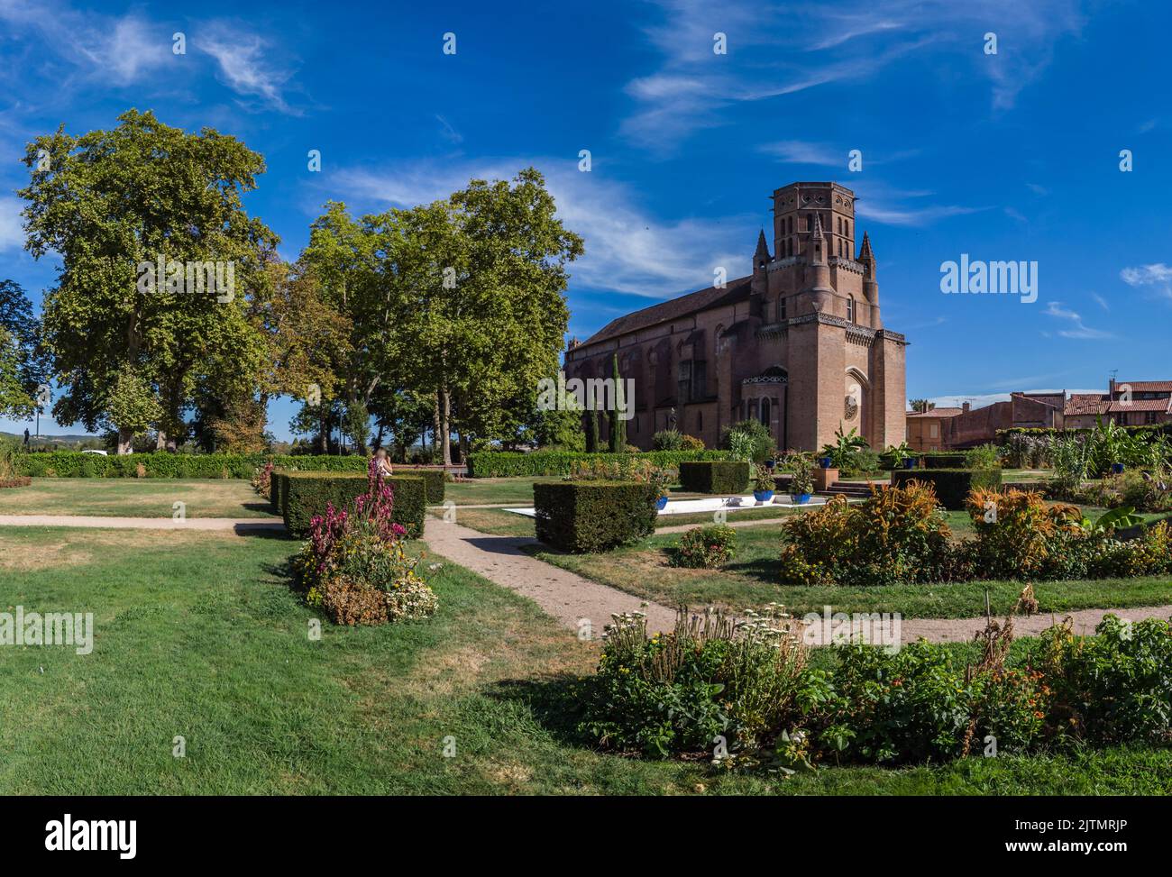 Vue panoramique de la cathédrale Saint Alain depuis le jardin Stock ...