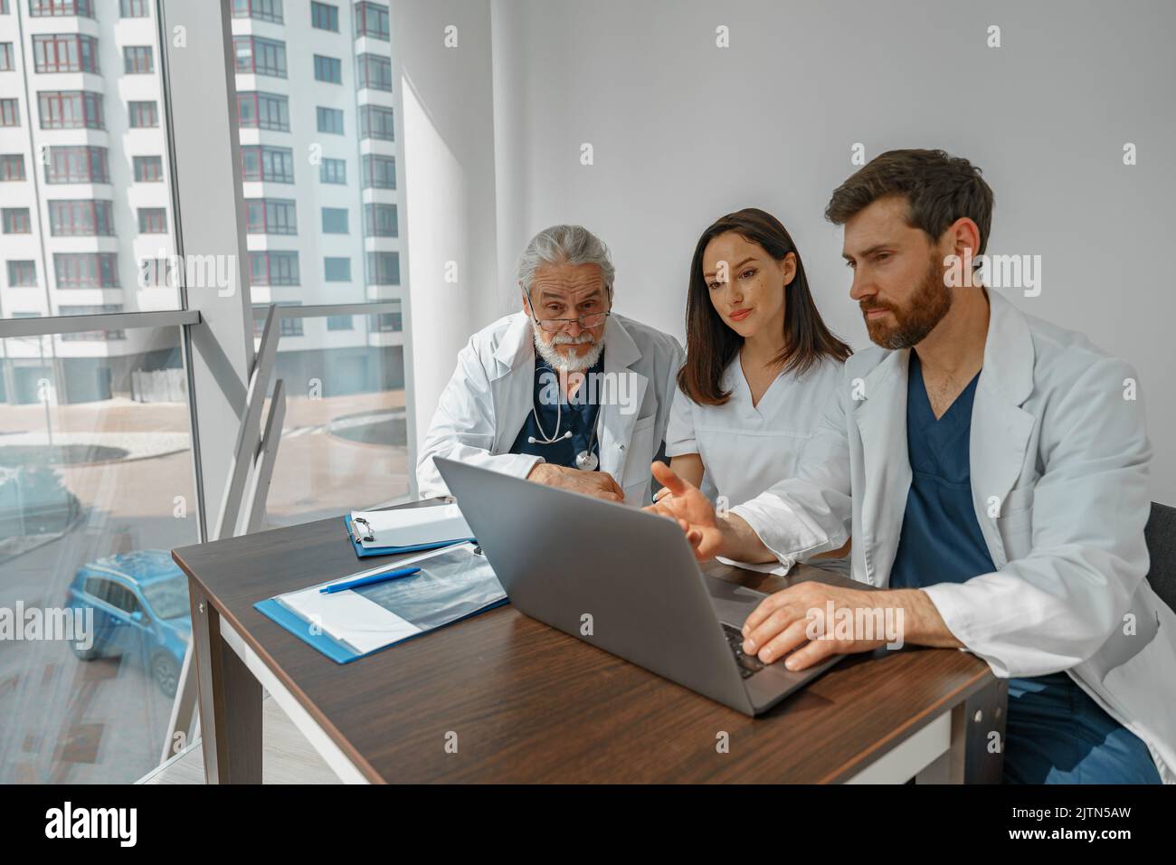 Group doctors discussing expert hi-res stock photography and images - Alamy