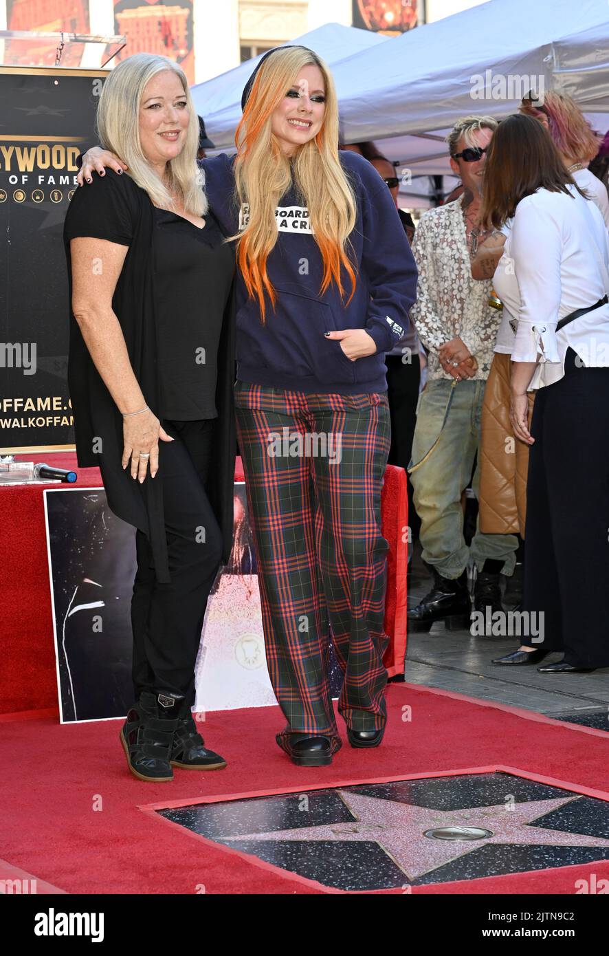 Avril lavigne and mother judith rosanne loshaw hi-res stock photography ...