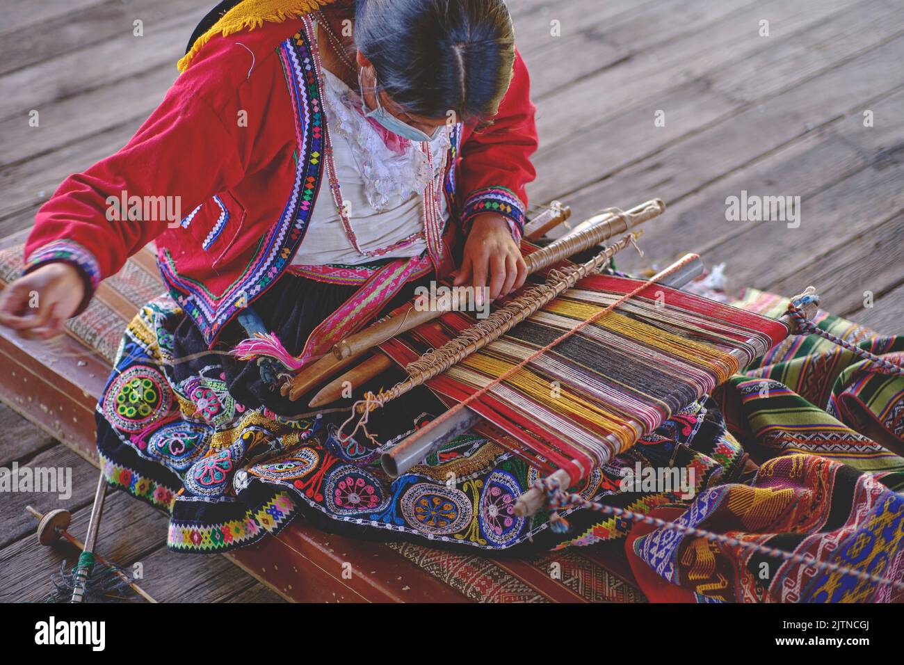 Indigenous woman showing traditional weaving technique and textile ...