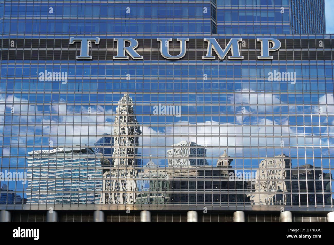 Chicago, USA - August 2022: The mirrored facade of the Chicago Trump ...