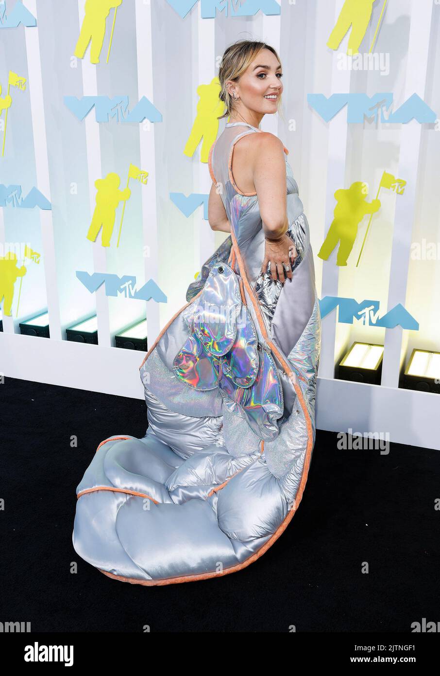 28 August 2022 - Newark, New Jersey - Chloe Fineman. 2022 MTV Video ...