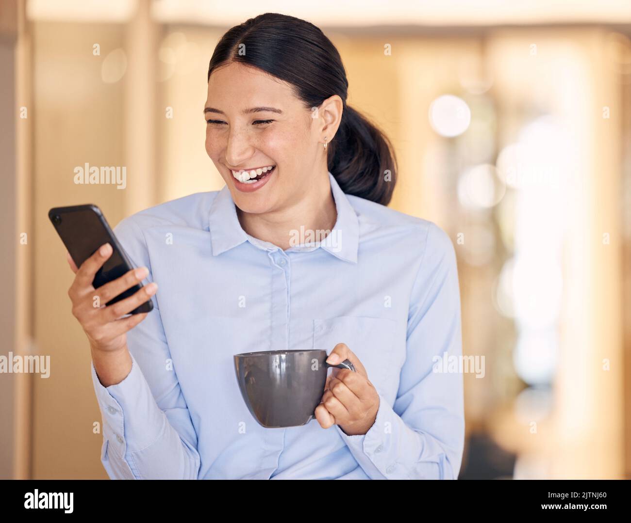 Mobile communication coffee break woman hi-res stock photography and ...