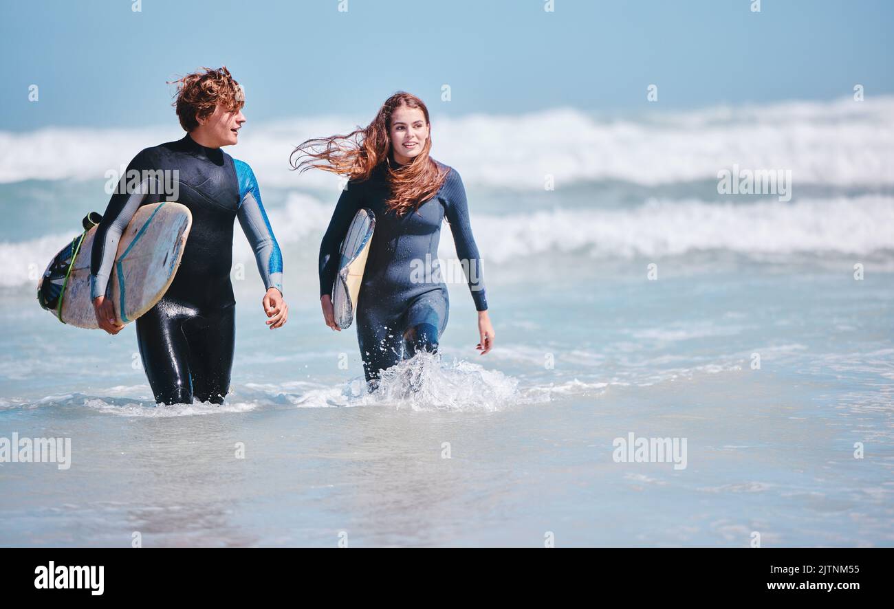 Couple with a surfboard hi-res stock photography and images - Alamy