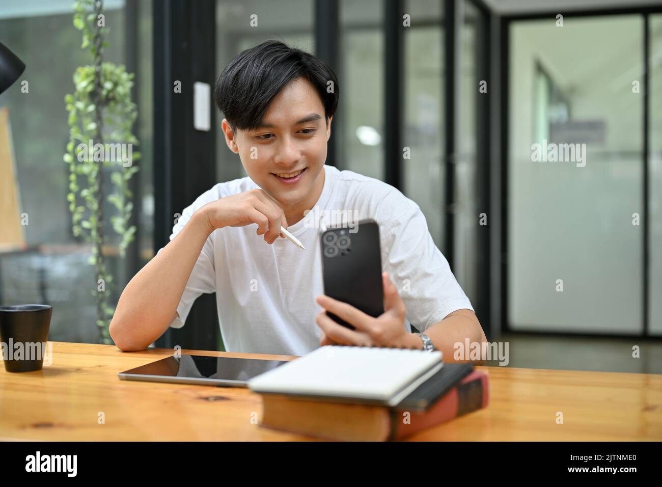 Guy scrolling smartphone hi-res stock photography and images - Alamy
