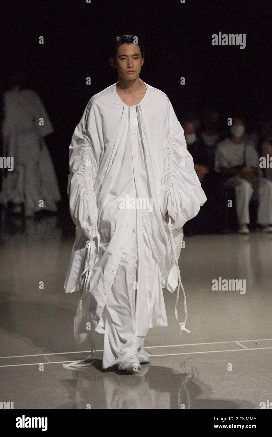 Gender neutral fashion runway hi-res stock photography and images - Alamy