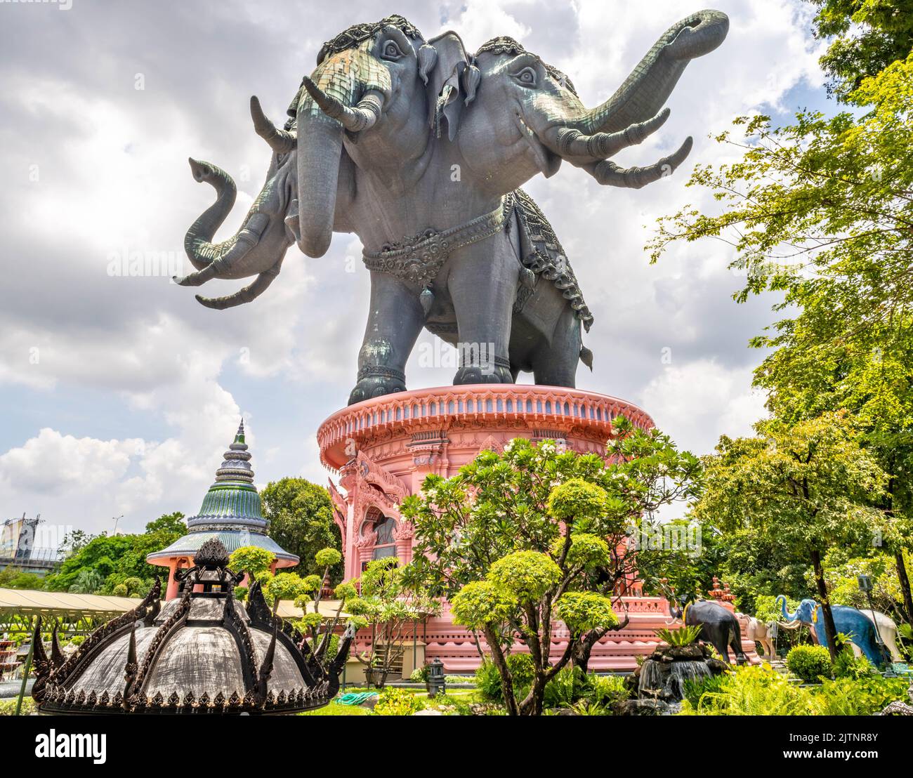 Giant three-headed elephant statue at Erawan Museum in Bangkok Stock ...