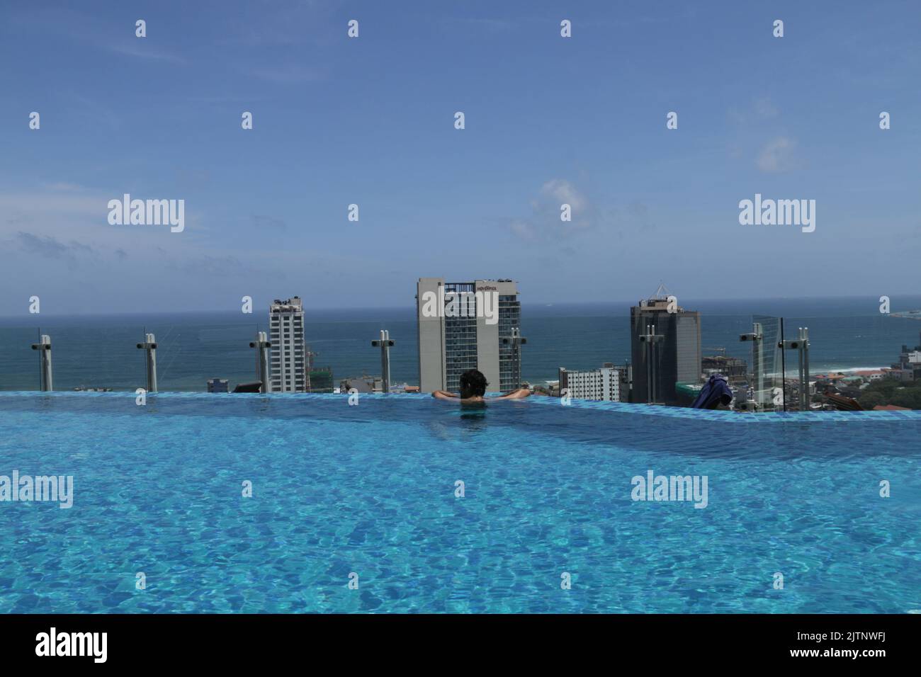 Infinity pool in Cinnamon Red, Colombo, Sri Lanka Stock Photo - Alamy
