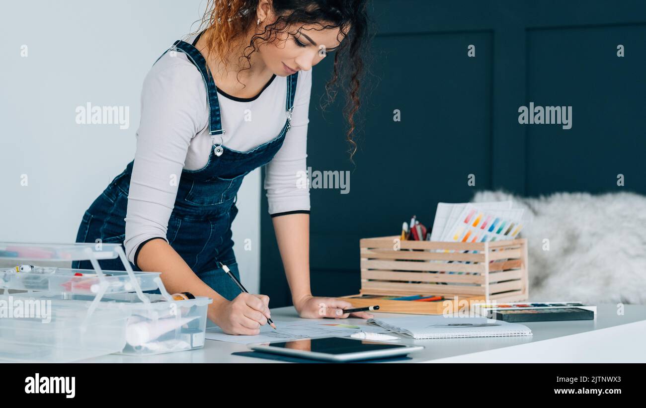 Drawing tutorial hi-res stock photography and images - Alamy