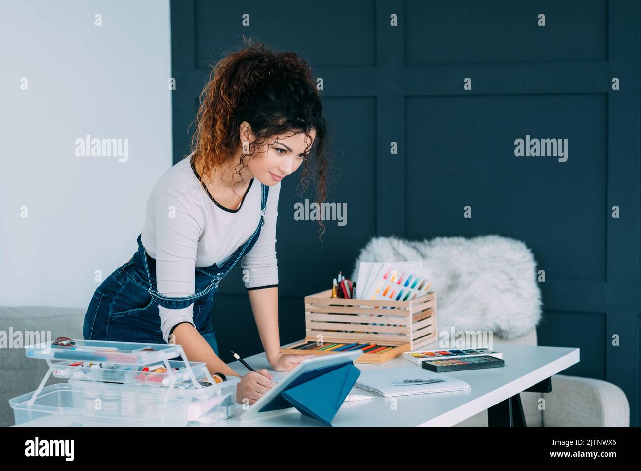Online drawing hi-res stock photography and images - Alamy