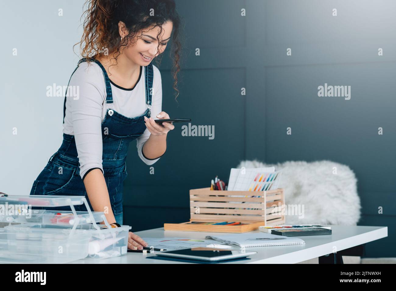 art hobby leisure lady smartphone social media Stock Photo - Alamy