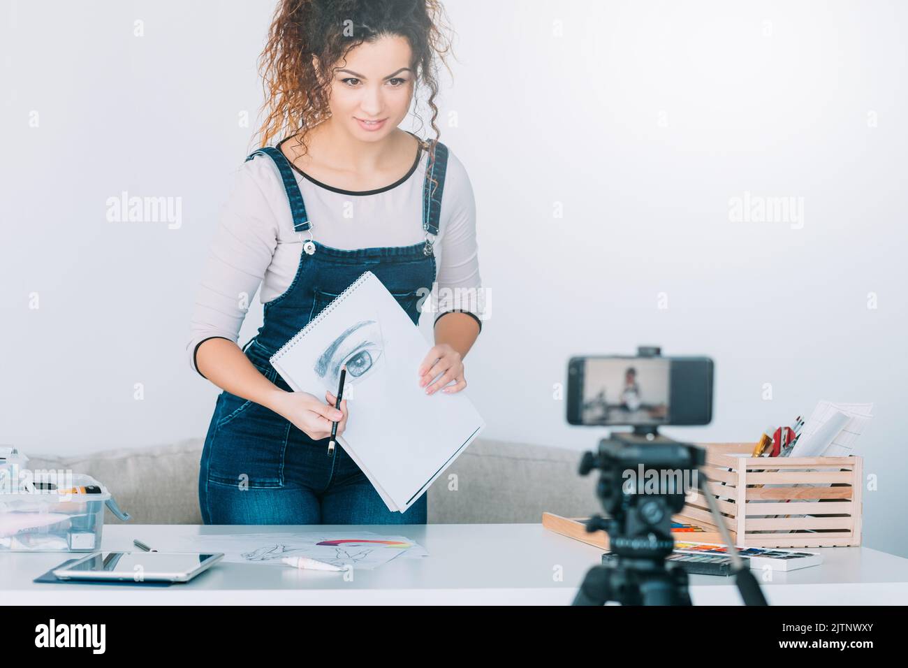 online drawing course artist smartphone sketch Stock Photo - Alamy