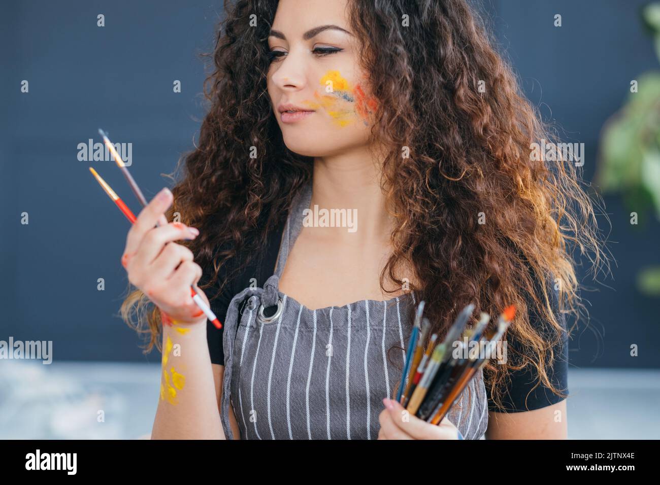 Artist paintbrush hi-res stock photography and images - Alamy