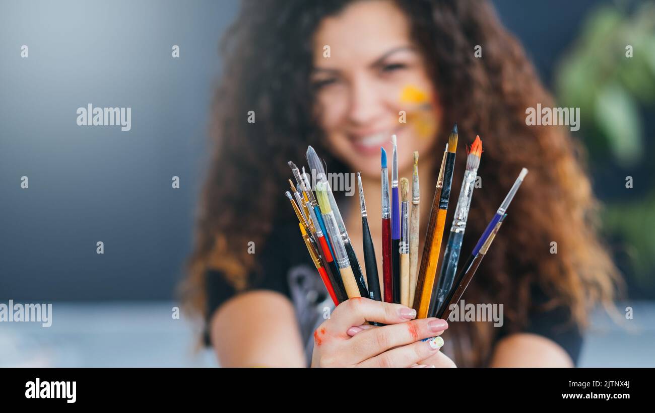 Holding hands painting hi-res stock photography and images - Alamy