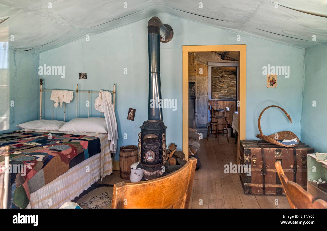 Old log cabin 1800s hi-res stock photography and images - Alamy