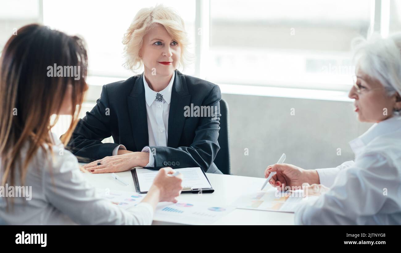 successful business women meeting report Stock Photo - Alamy