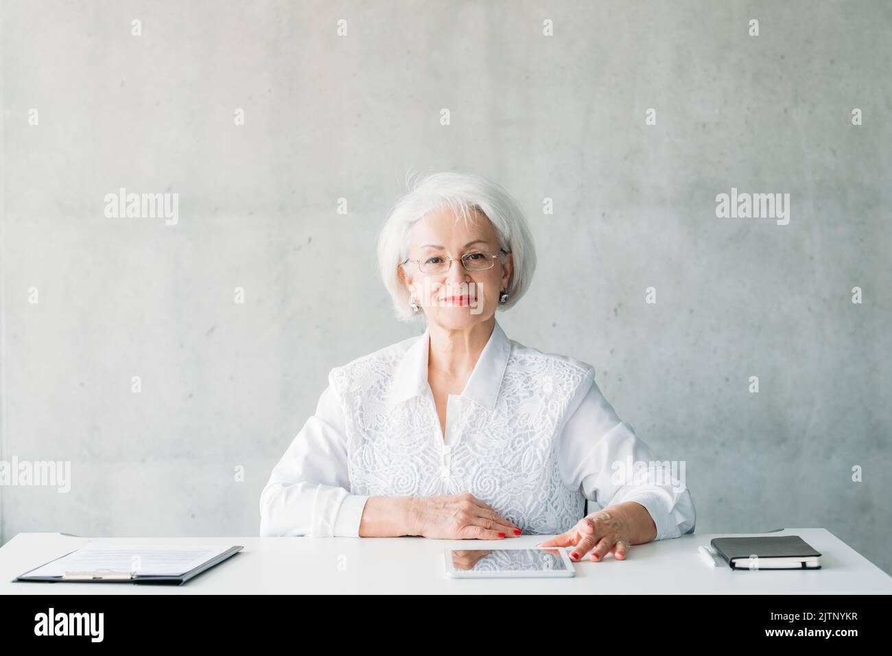 successful business woman confident leader Stock Photo - Alamy