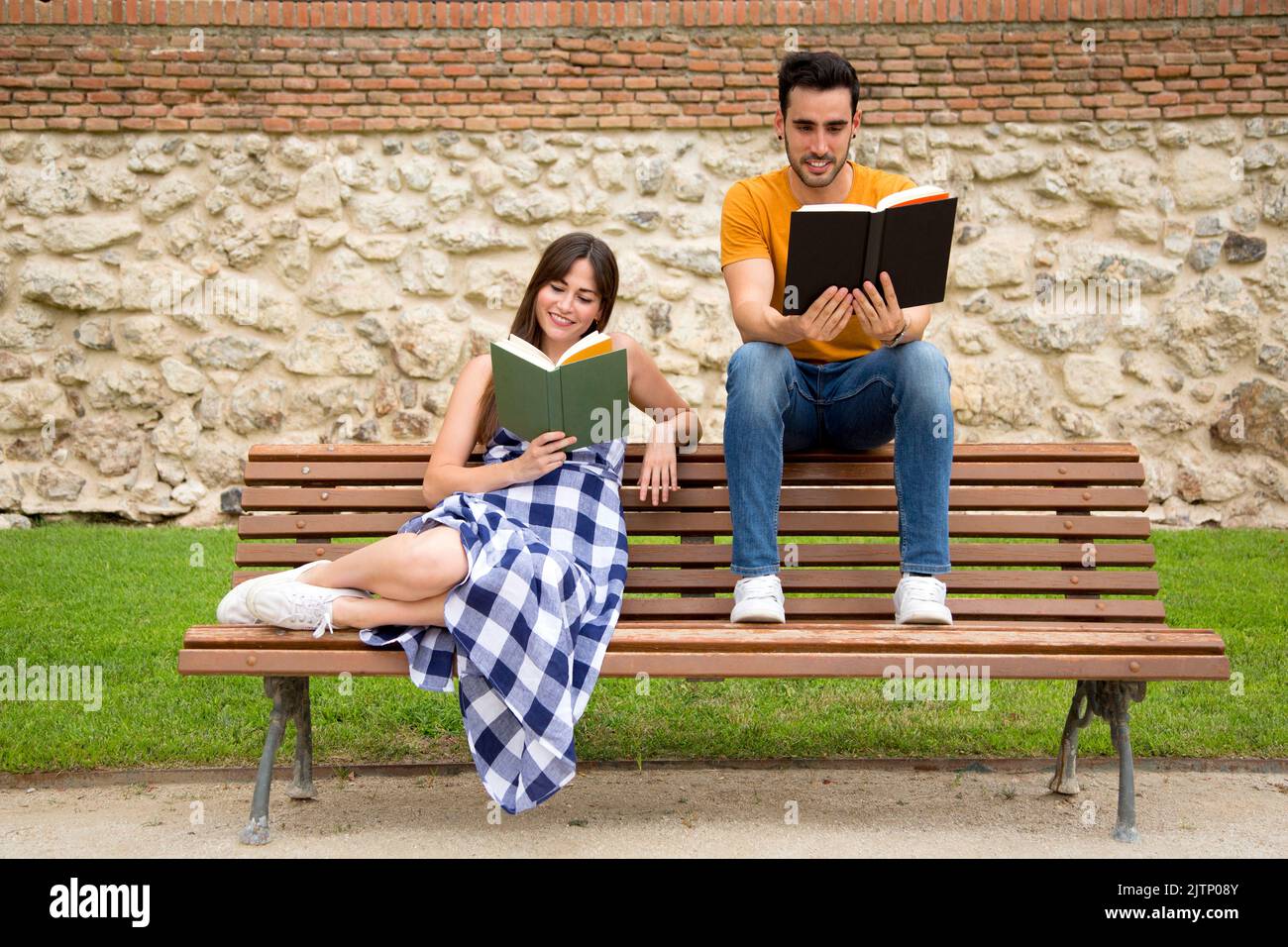 Mature couple reading books hi-res stock photography and images - Alamy