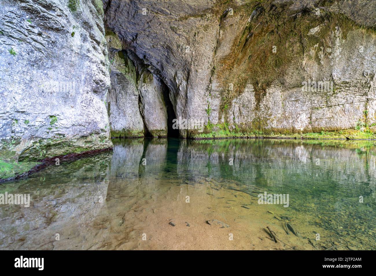 Höhle bei der Quelle Source du Lison bei Nans-sous-Sainte-Anne ...