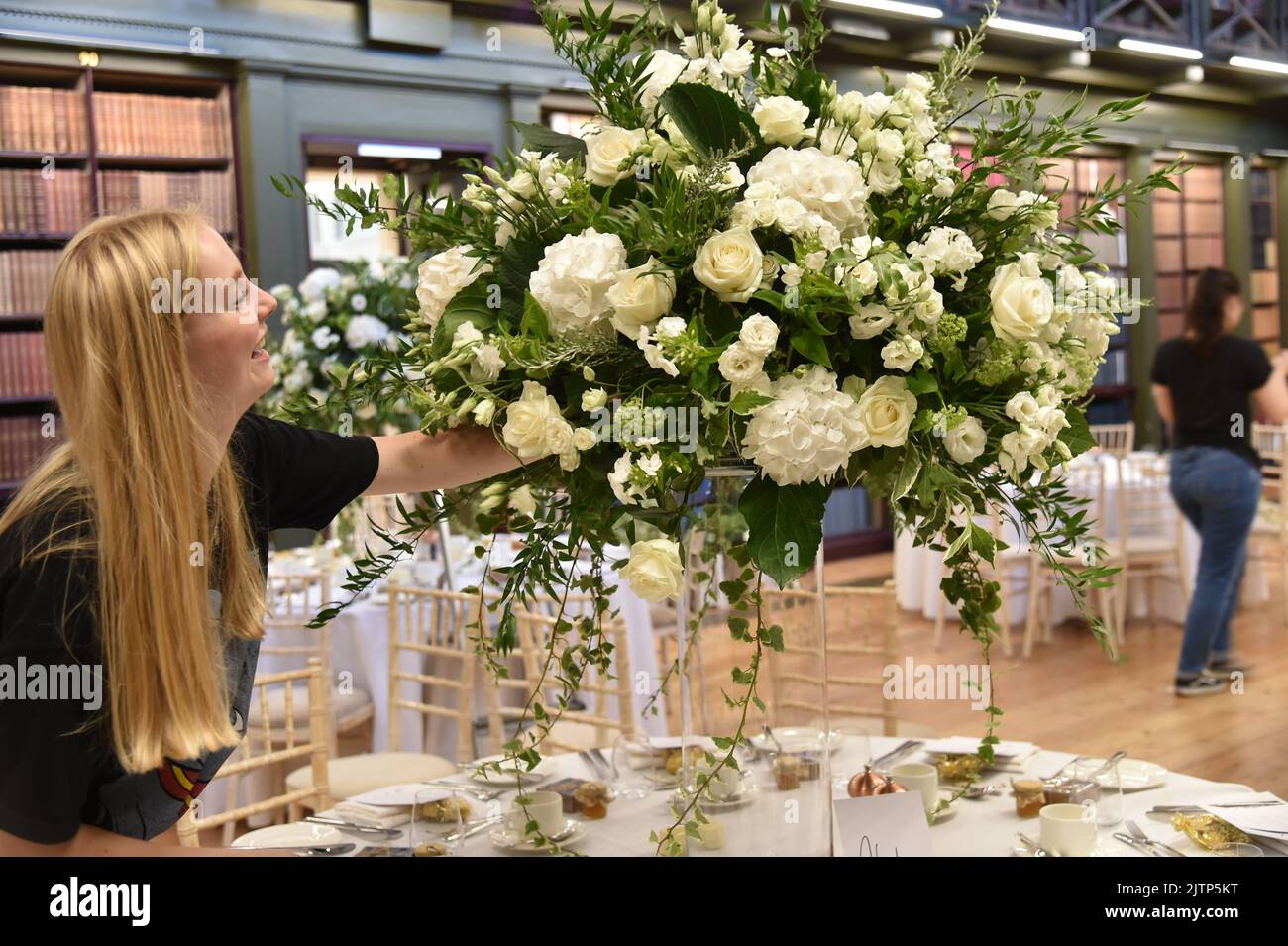Floral table setting for wedding Stock Photo - Alamy