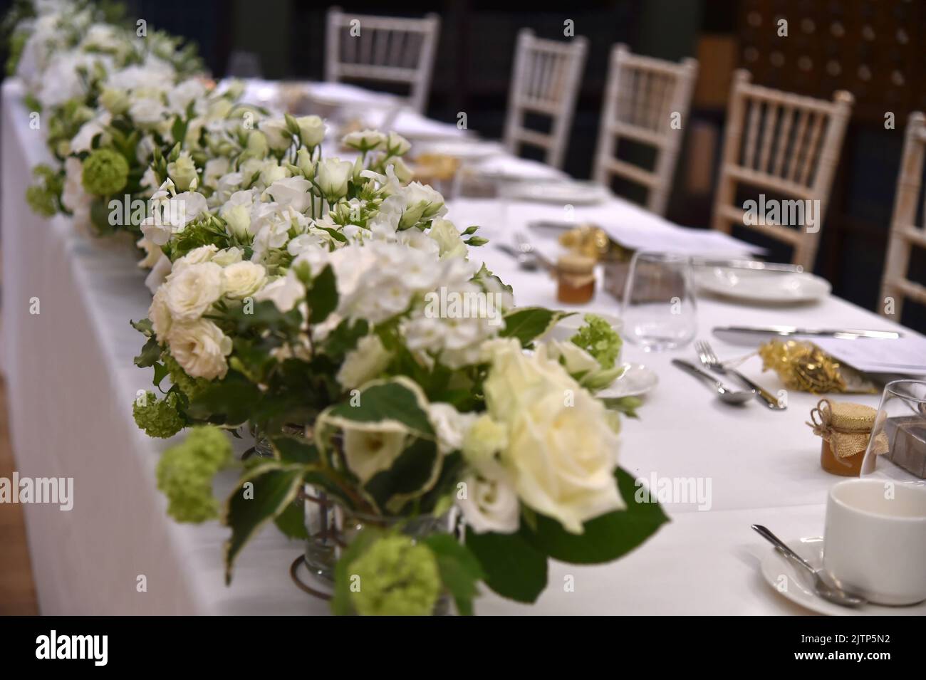 Floral table setting for wedding Stock Photo - Alamy