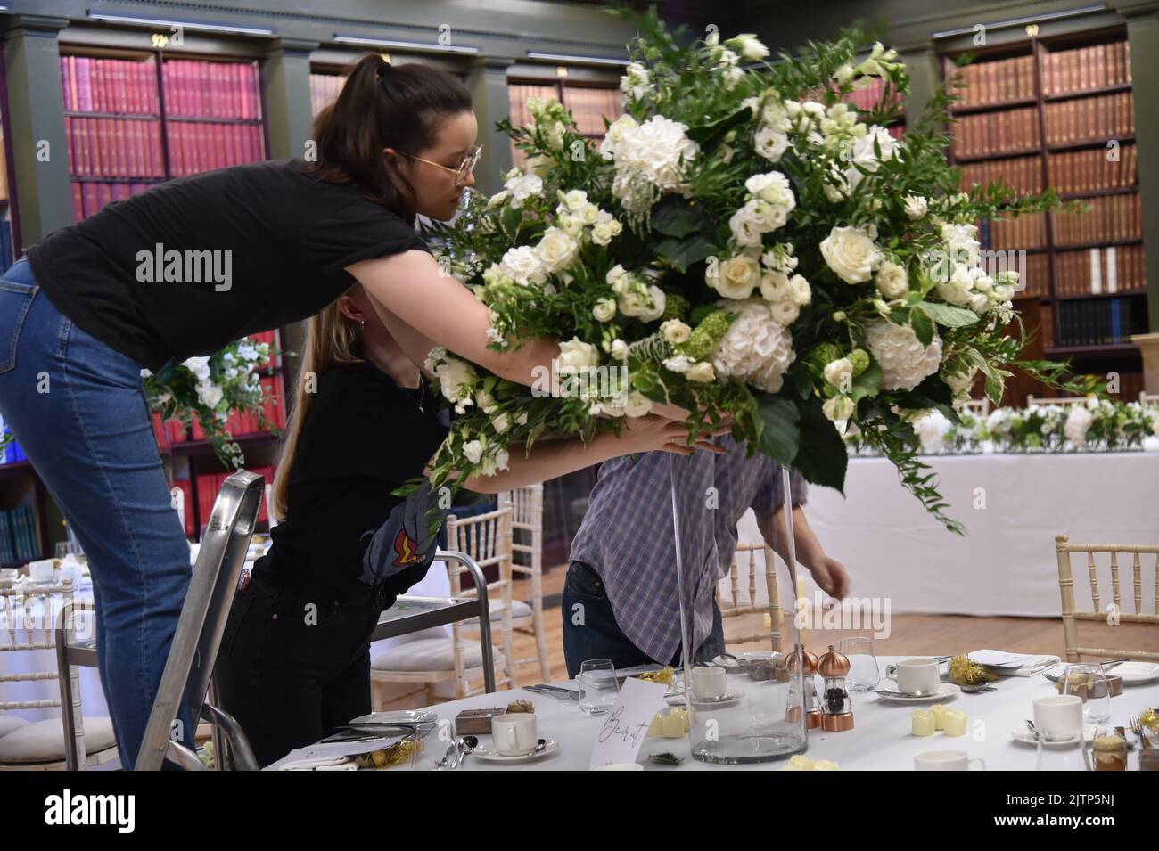 Floral table setting for wedding Stock Photo - Alamy